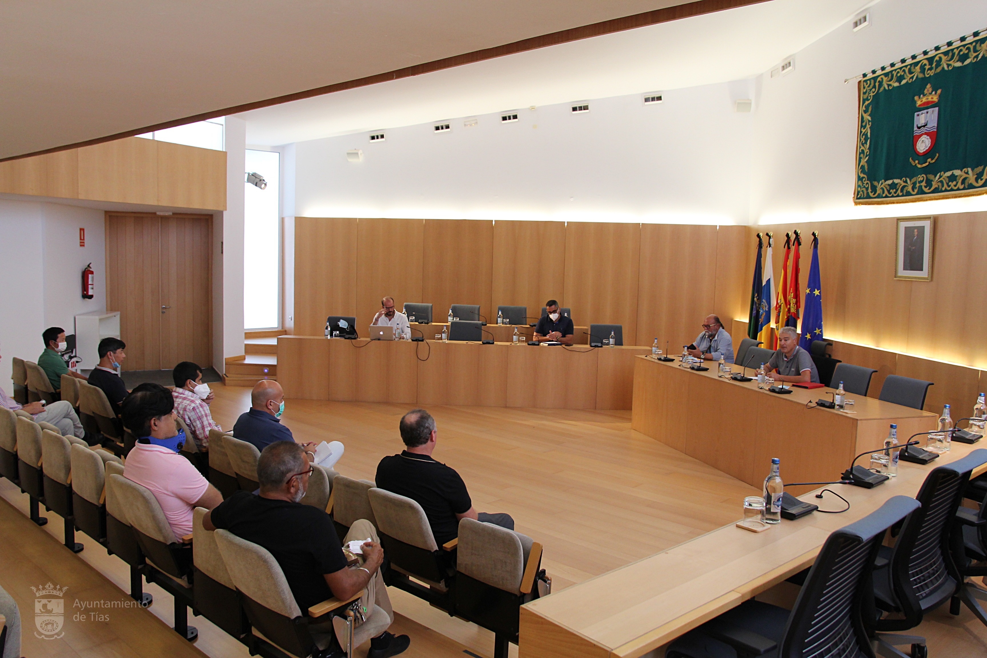 La comunidad extranjera se reúne en el ayuntamiento de Tías para buscar ...
